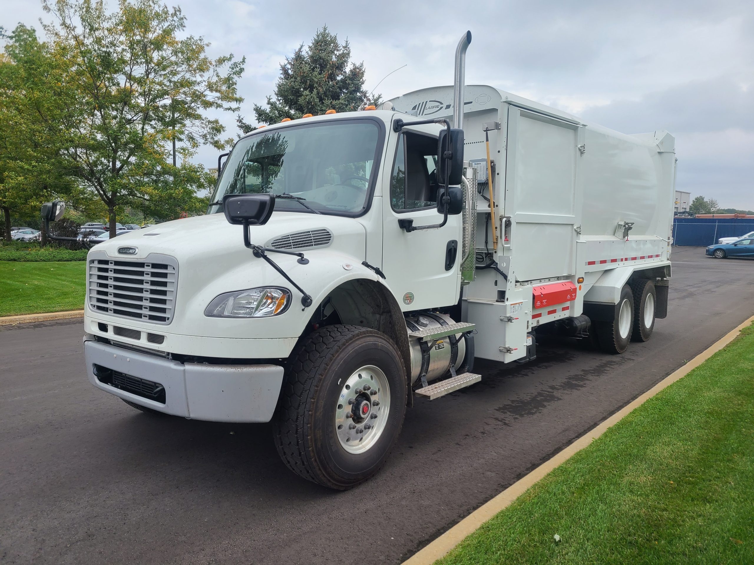 2022 FREIGHTLINER M2-106 / LABRIE EXPERT CO-MINGLE SIDE LOADER ...