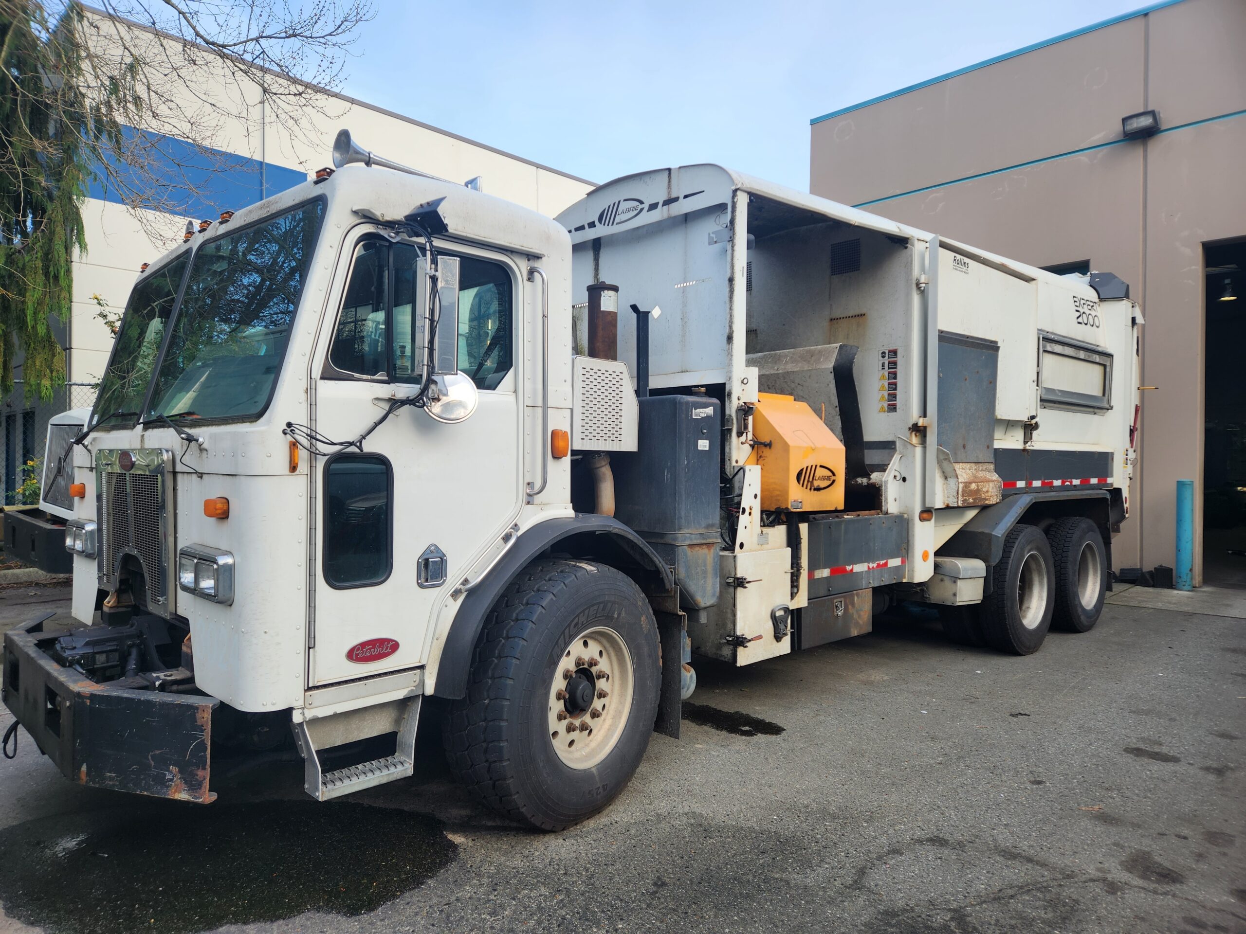 2010 PETERBILT 320 / LABRIE EXPERT SIDE LOADER - Amtruck Limited