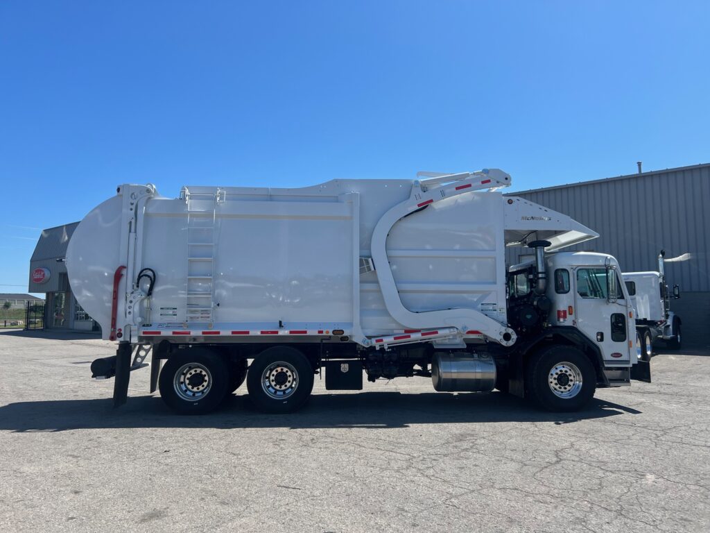 2025 PETERBILT 520 / MCNEILUS ATLANTIC FRONT LOADER - Amtruck Limited