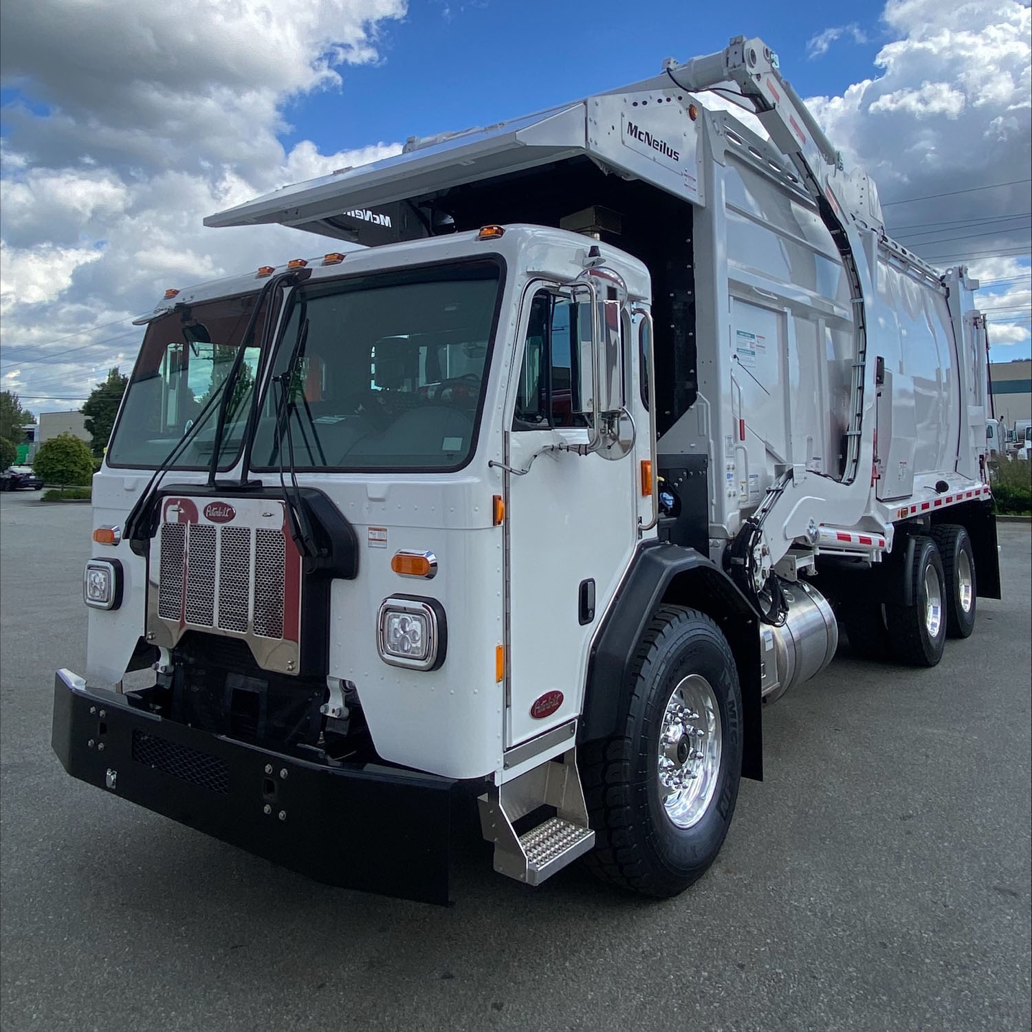 2025 PETERBILT 520 / MCNEILUS MERIDIAN FRONT LOADER - Amtruck Limited