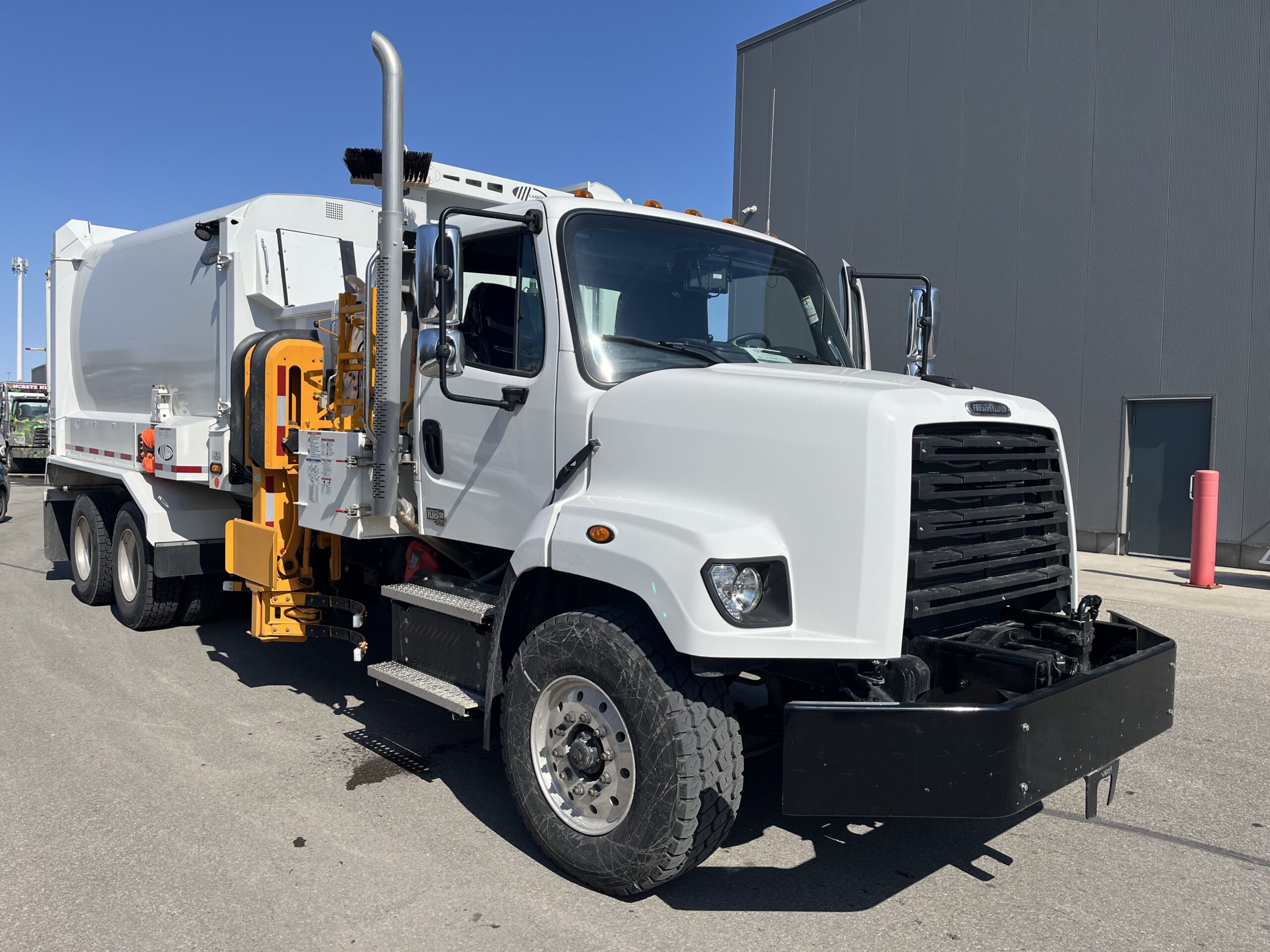 2024 FREIGHTLINER SD-108 / LABRIE AUTOMIZER CO-MINGLE SIDE LOADER ...