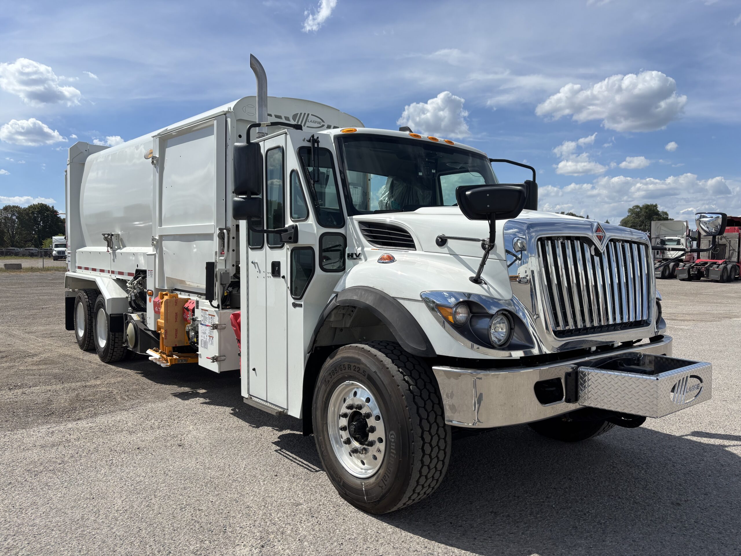 2025 INTERNATIONAL HV-607 / LABRIE EXPERT CO-MINGLE SIDE LOADER ...